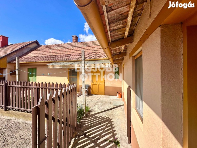 Kiadó Cegléd központjához közel bútorozott, takaros egyszobás házrész ...