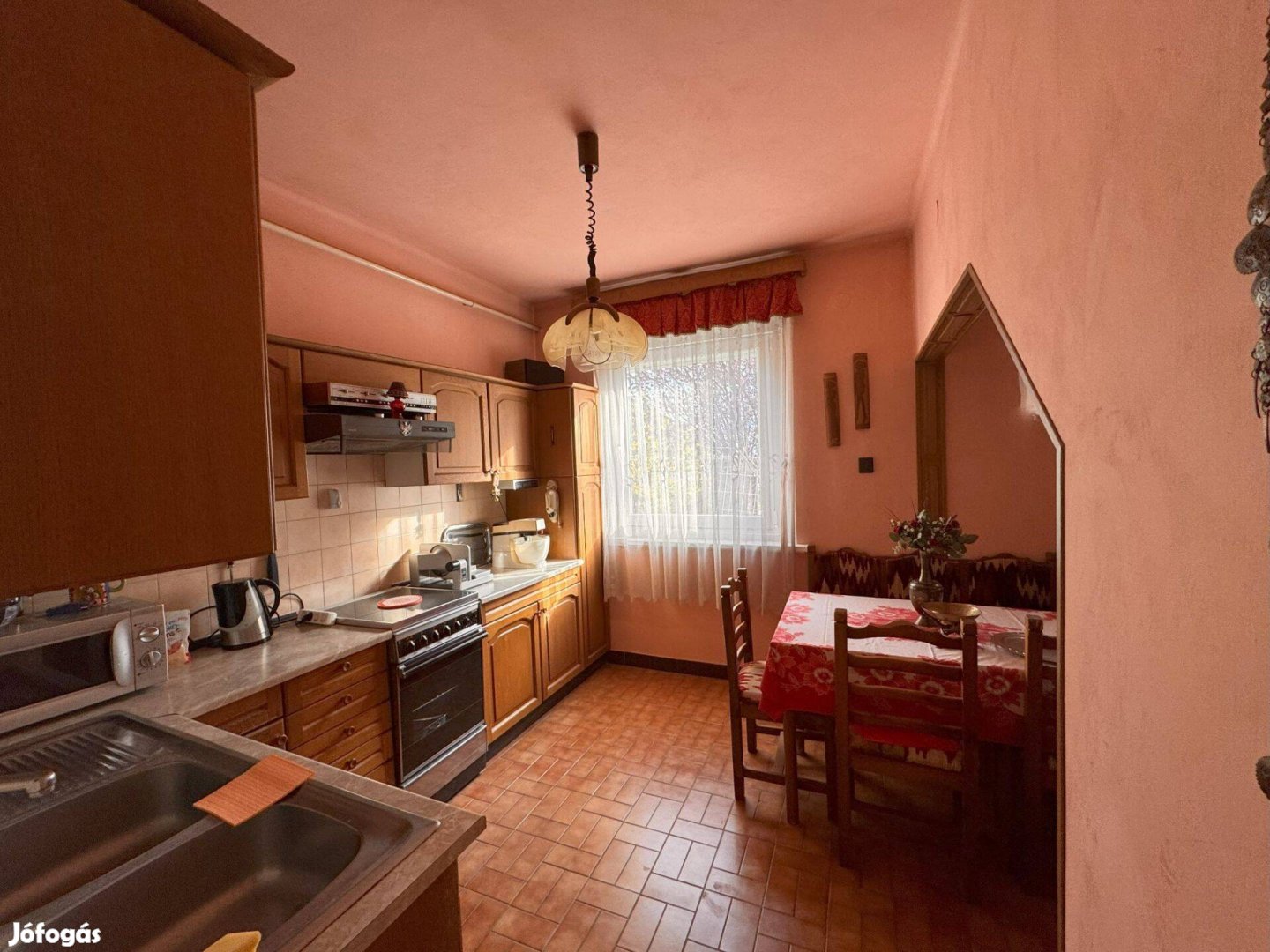 Újszerű, bútorozott kertes családi ház + alápincézett garázs eladó ...